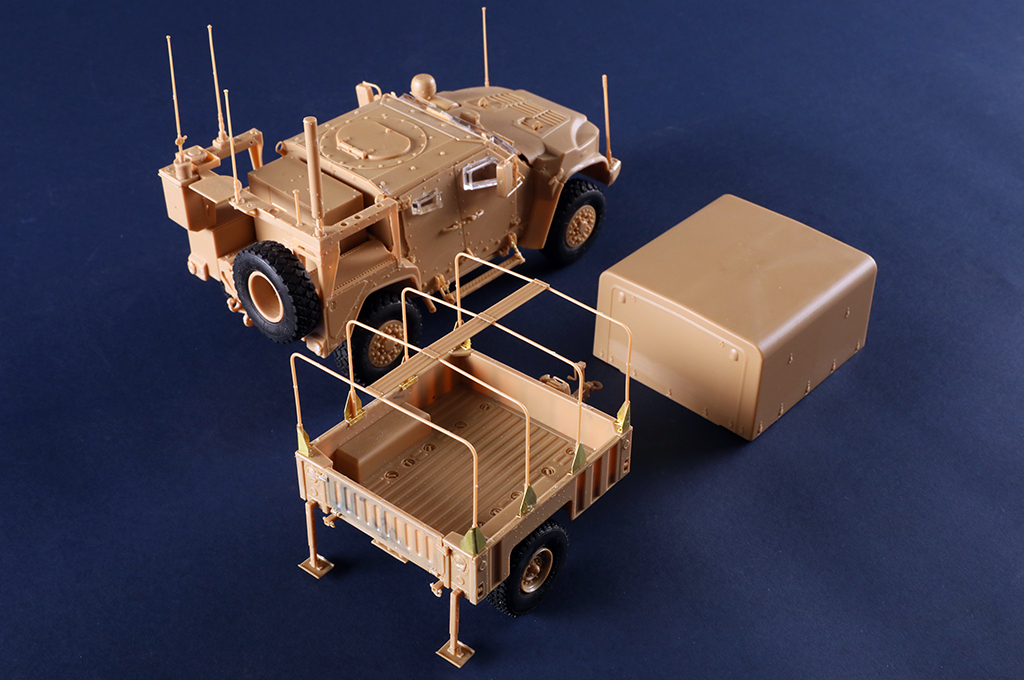 美国M1280轻型战术装甲车带M1101挂车-1/35系列-ilovekit.com